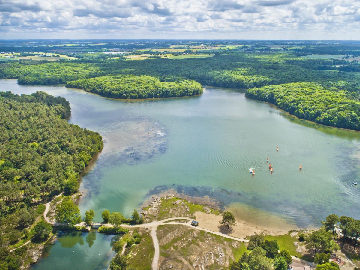Trémelin Lake and the ‘Chambre aux Loups’ | Brittany tourism
