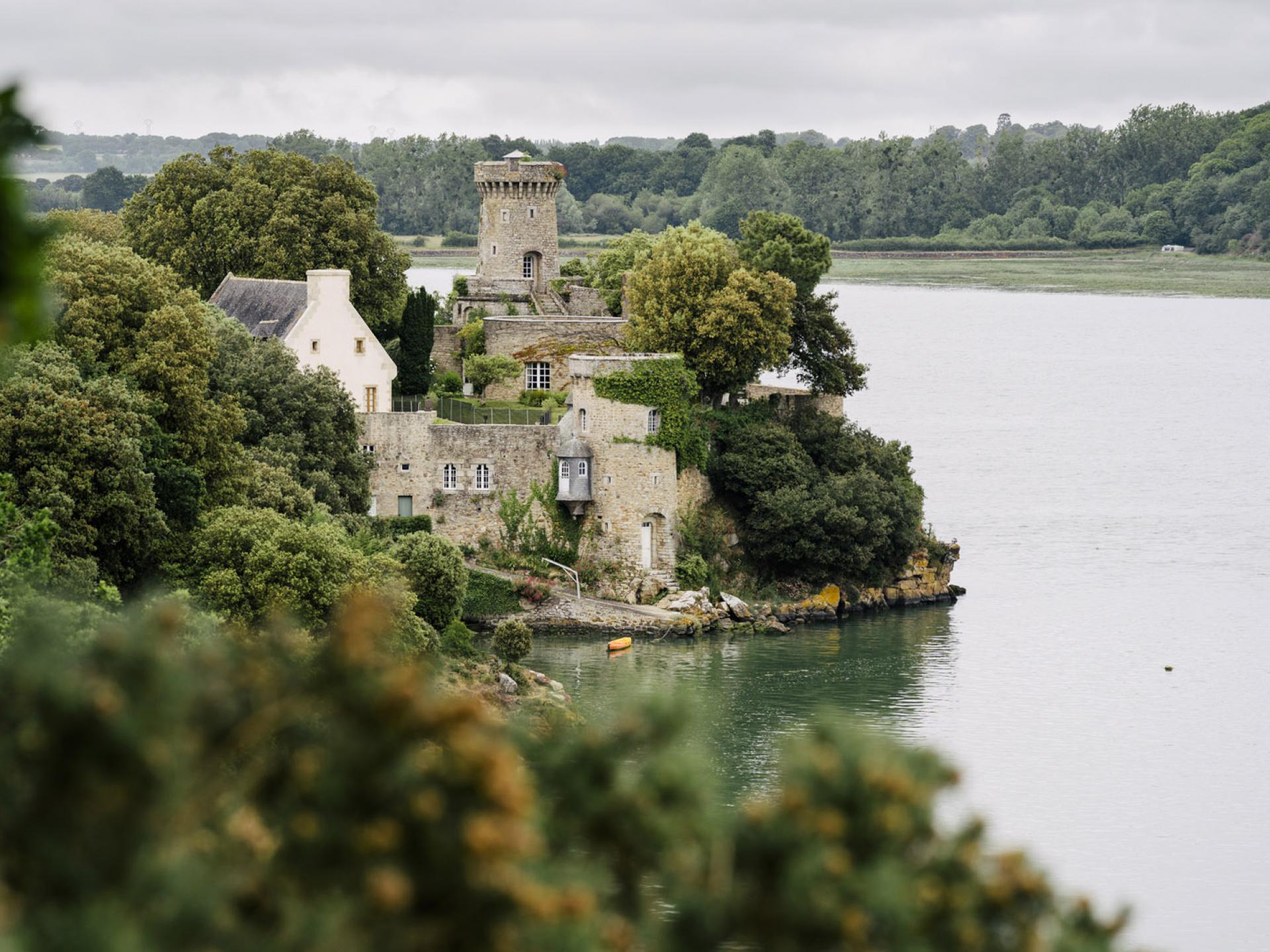 Navigate through a secret Brittany